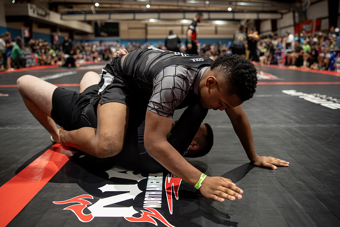 What is bridging in BJJ? - NAGA Fighter